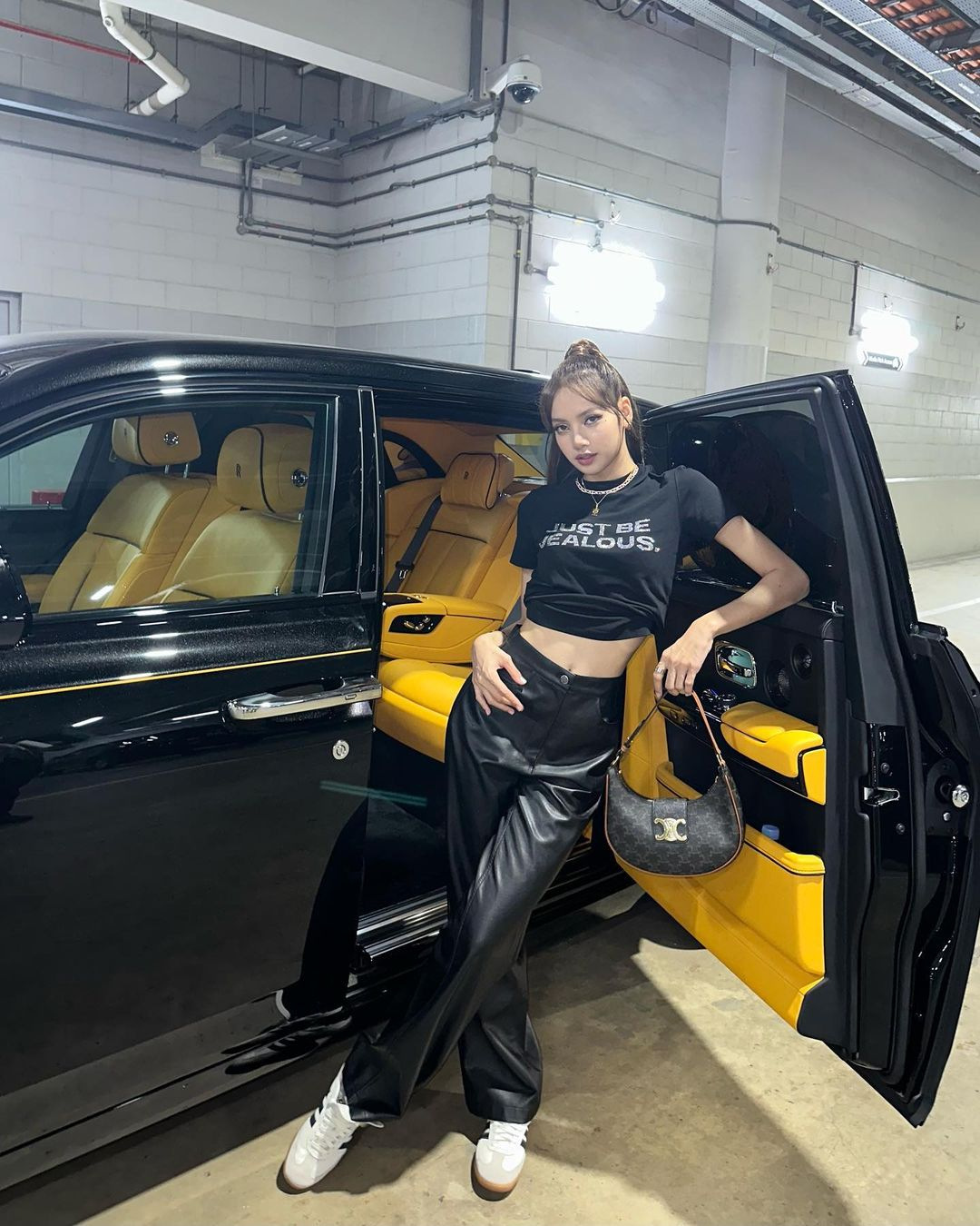 Esquire 國際中文版君子雜誌 - Lisa忙裡偷閒返國度假，曬出私底下的俏皮樣貌。